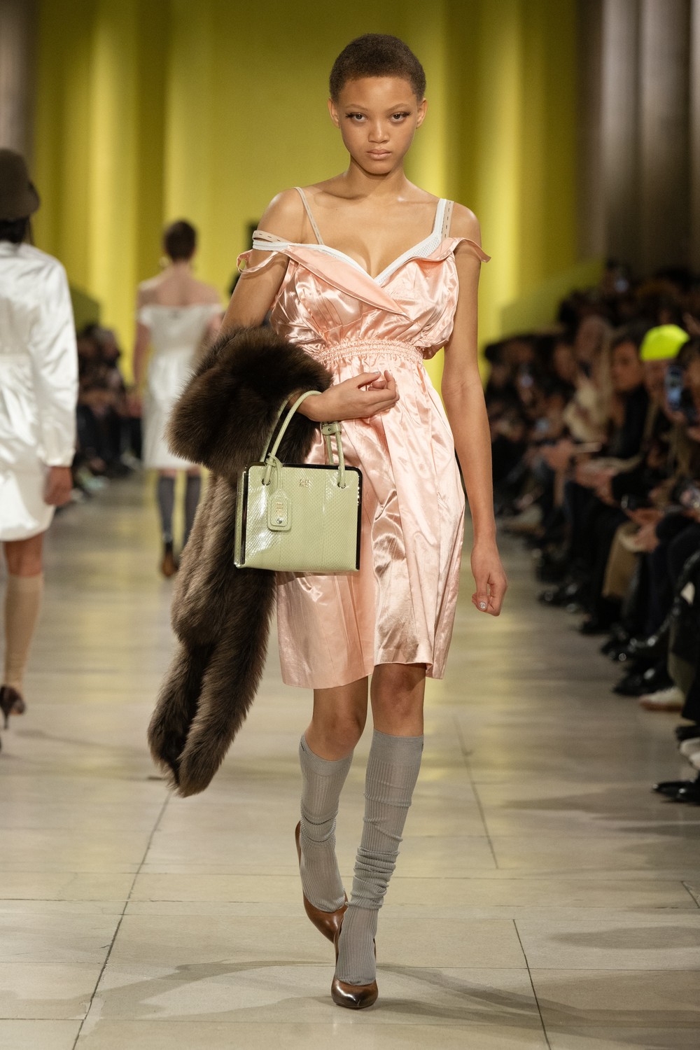 Miu Miu transforma guarda-roupa da vovó em looks-desejo no Inverno 25