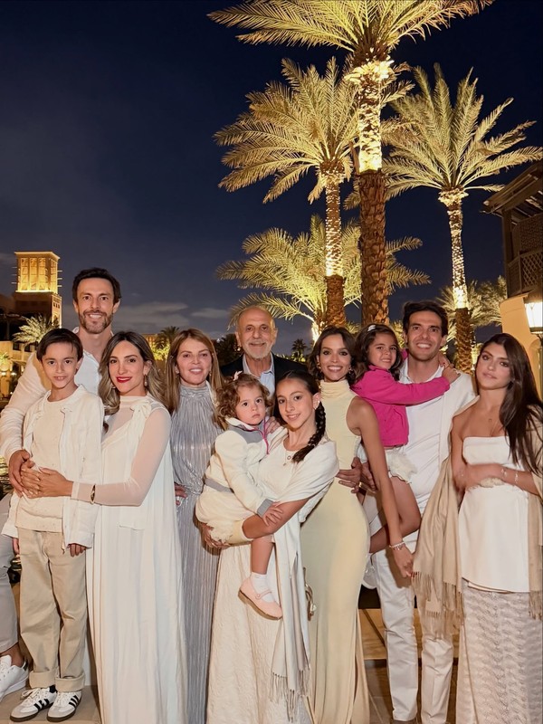 Família, amigos, filhos: Carol Leite e Kaká posam durante férias ...