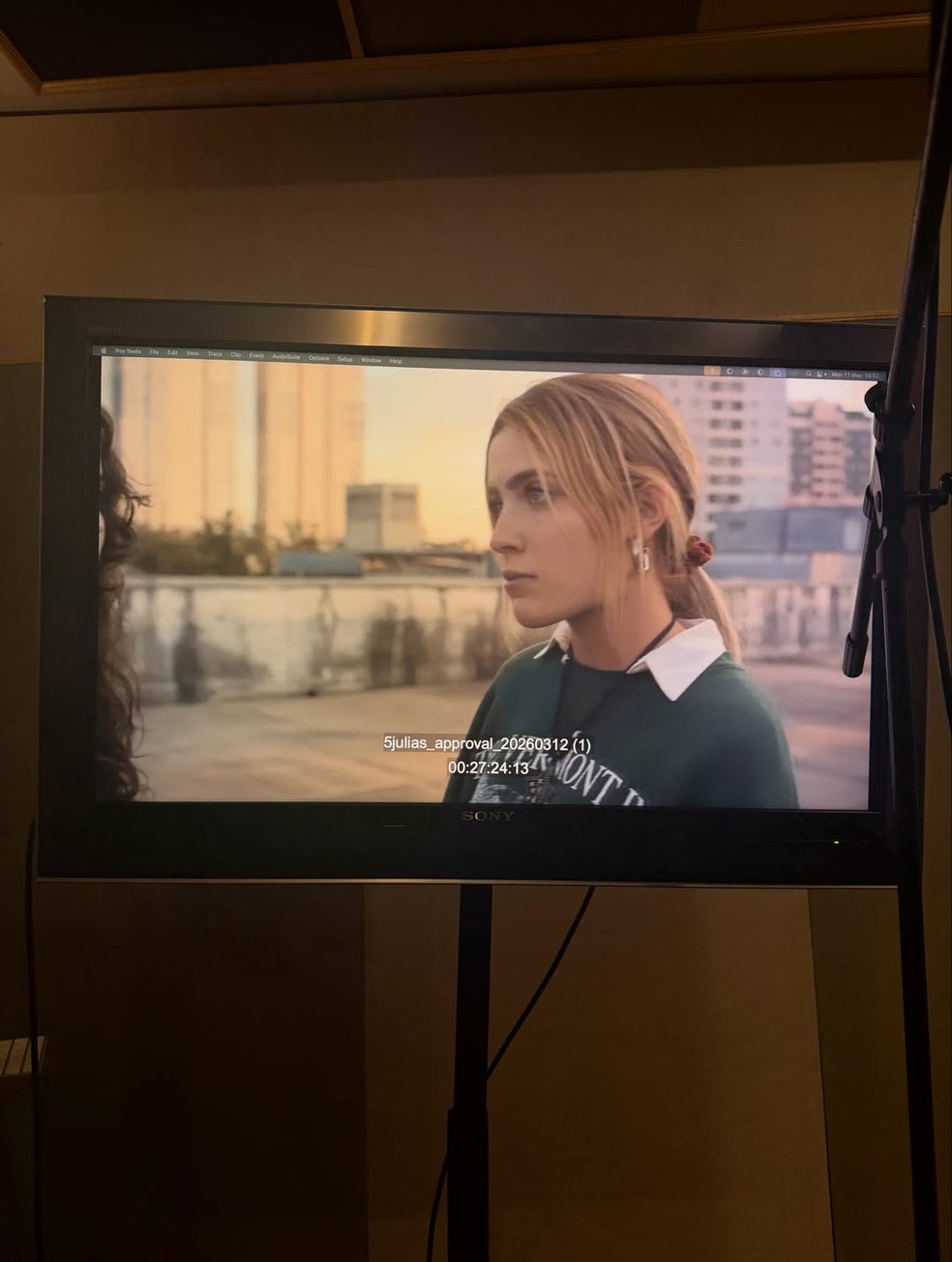 Jade Picon surge agarradinha com André Lamoglia em novo álbum; veja as ...