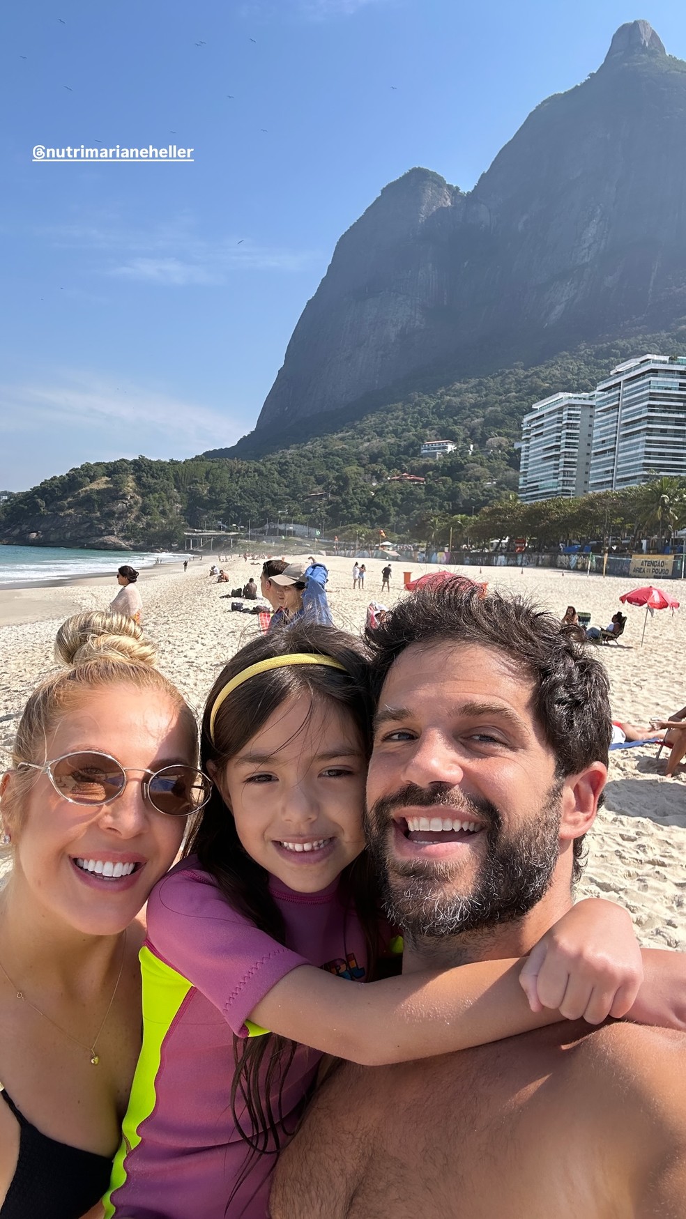 Duda Nagle curte dia de praia no Rio com a filha e a nova namorada