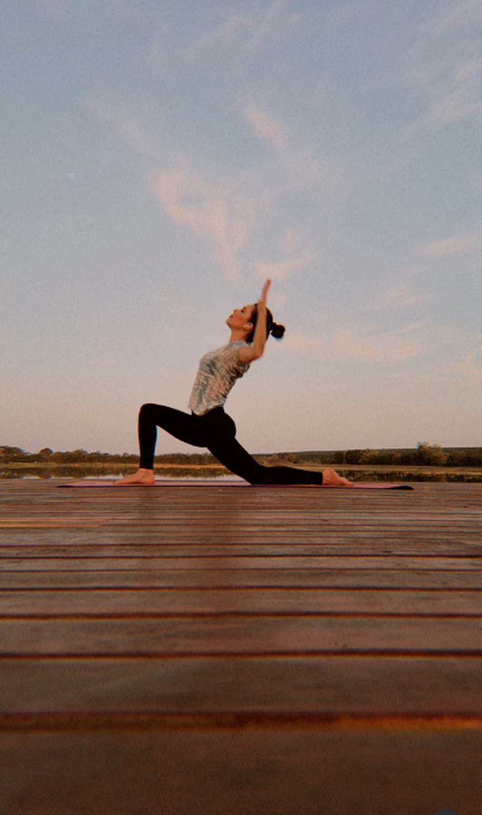 Sandy mostra flexibilidade em yoga e recebe reação do ex-marido, Lucas Lima