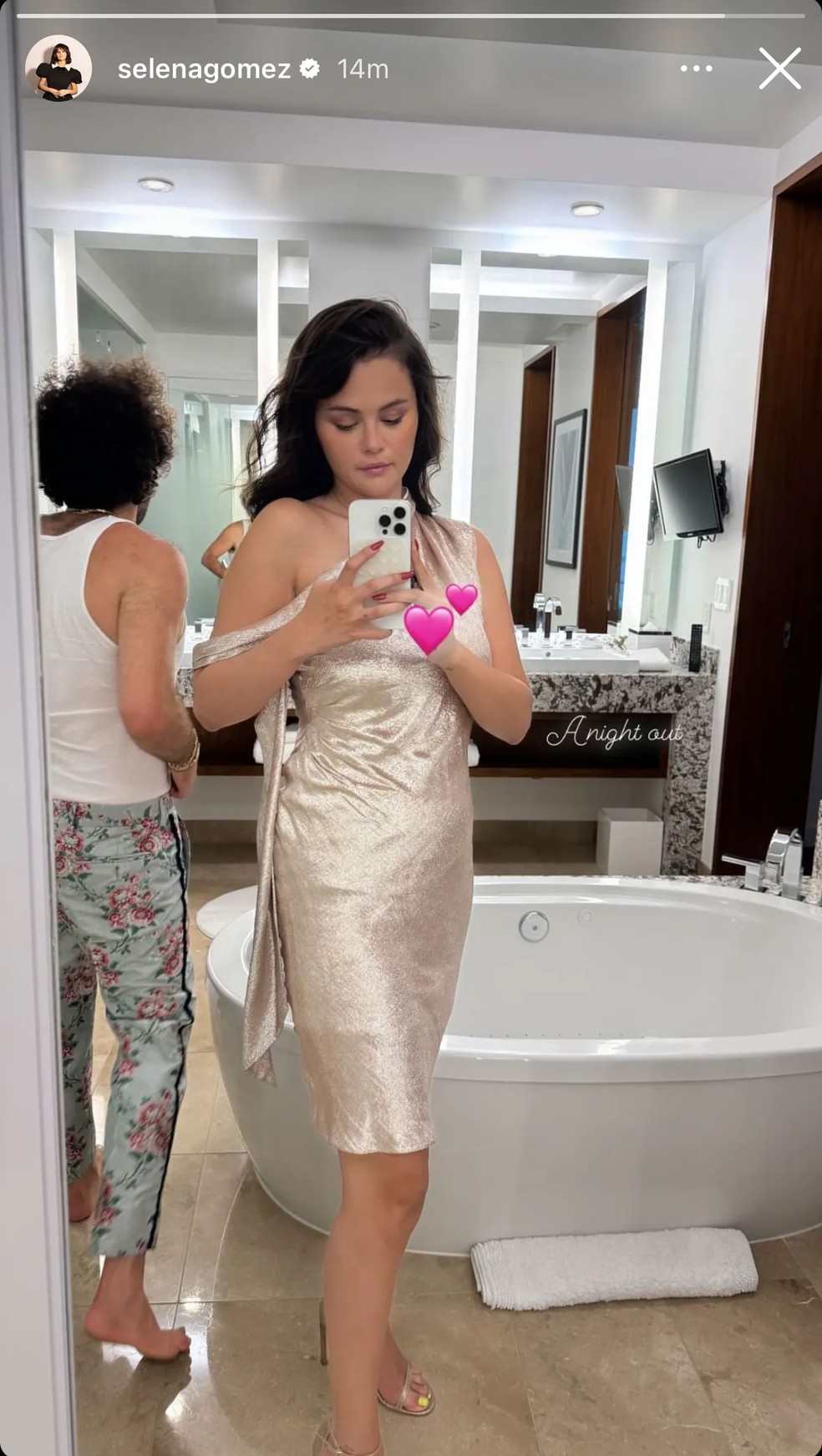 Fãs suspeitam que Selena Gomez está noiva após cantora postar foto cobrindo o dedo