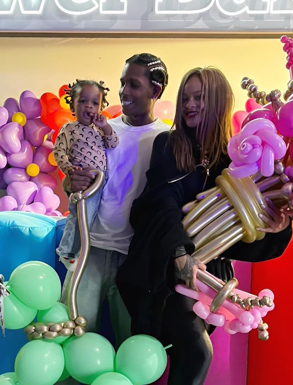 Com novo visual, Rihanna se diverte com A$AP Rocky e RZA em museu de balões