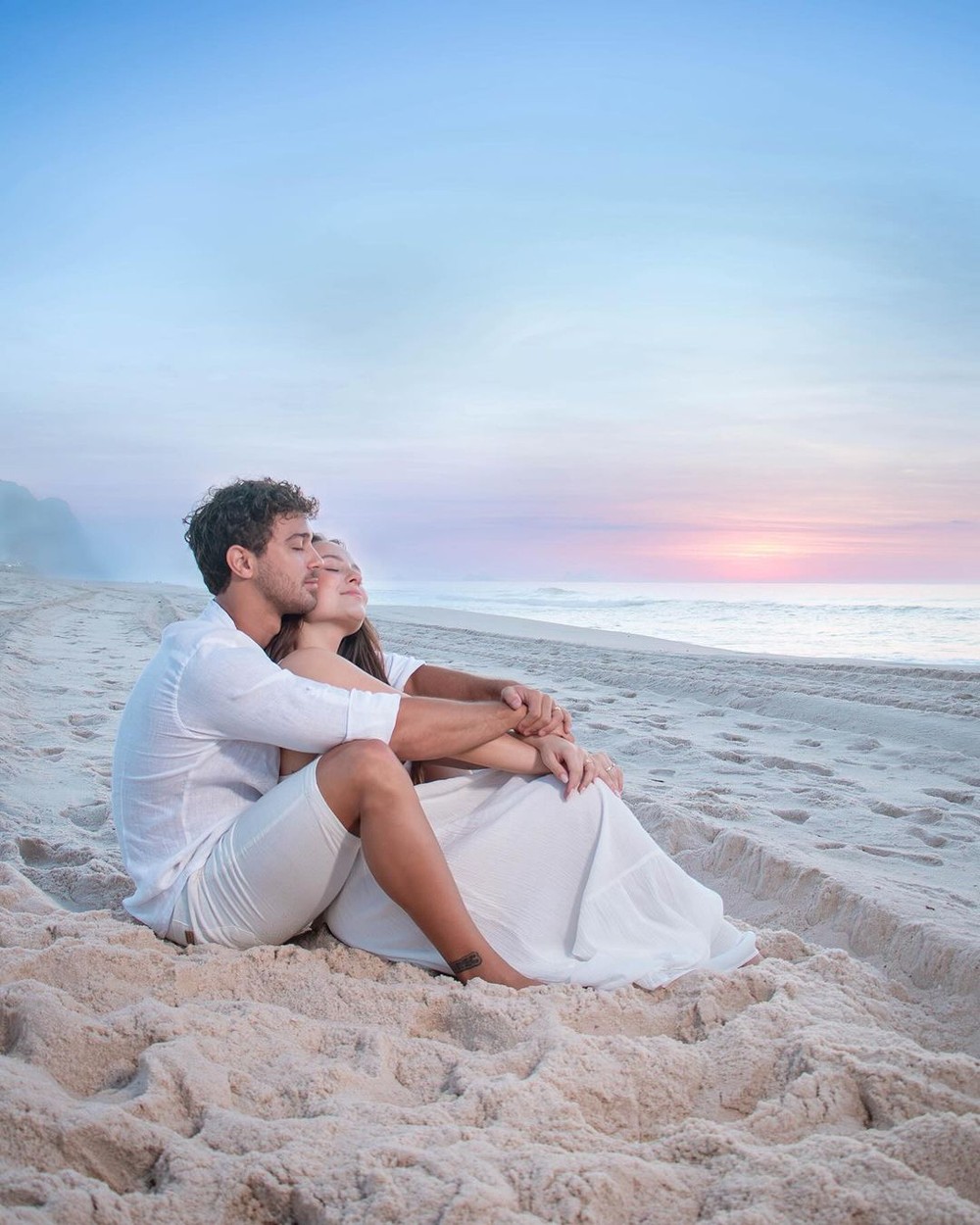 Larissa Manoela combina look com André Luiz Frambach em cliques na praia