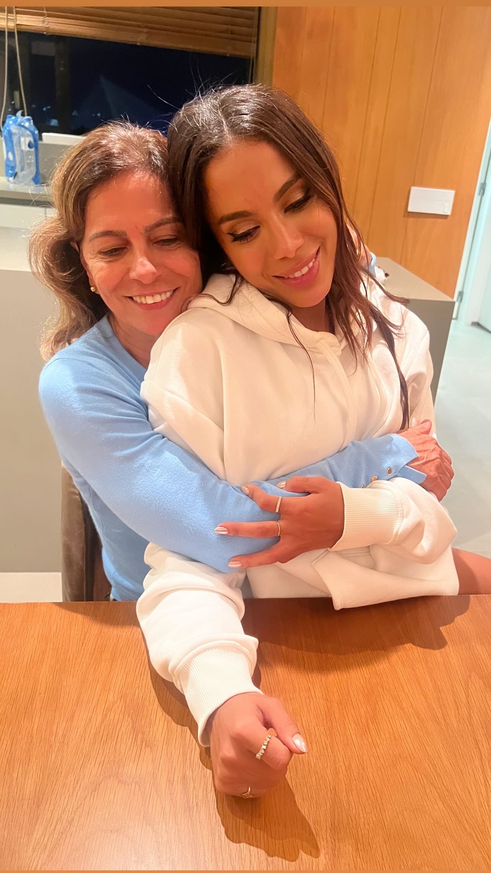 De volta ao Rio de Janeiro, Anitta posta foto no colo da mãe e admite ...