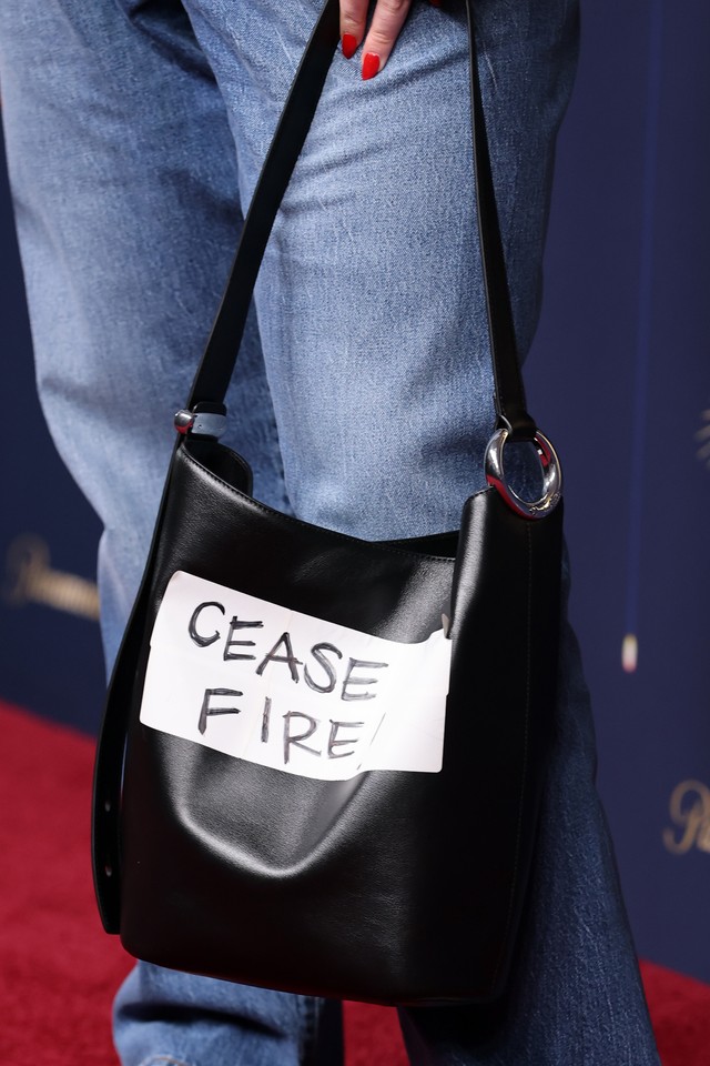 Estrela da Netflix, Megan Stalter usa jeans e faz protesto no tapete ...
