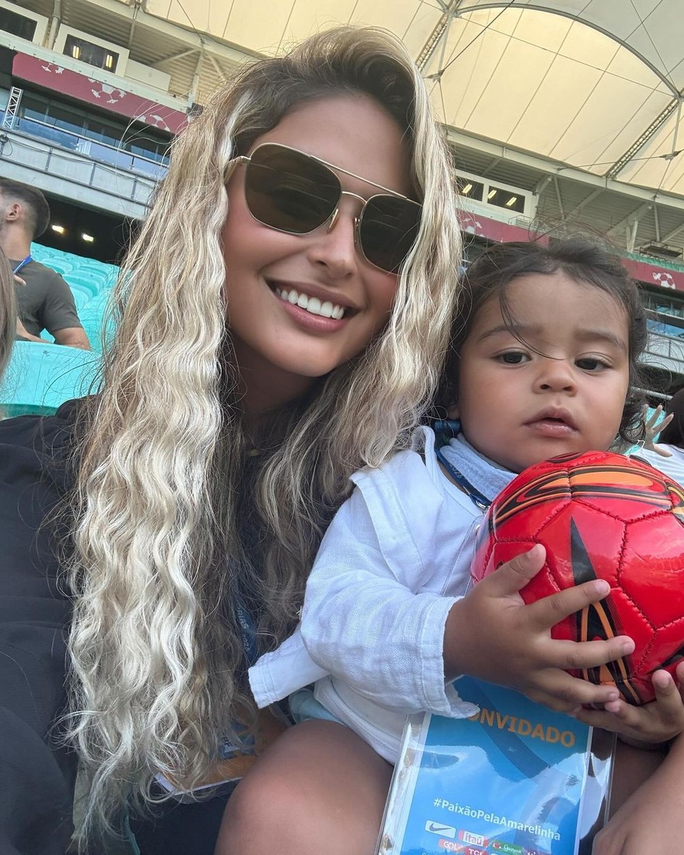 Natalia Belloli mostra viagem com Raphinha, da seleção, e o filho ...