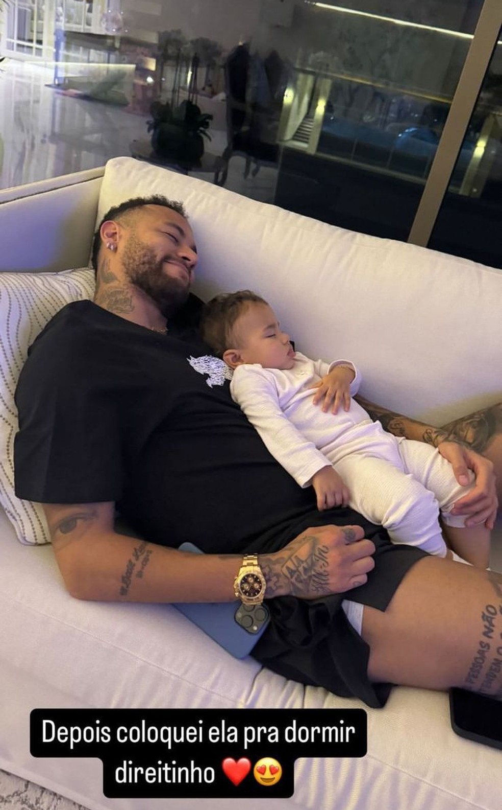 Neymar Jr. mostra registro fofo de Mavie, sua filha com Bruna Biancardi, dormindo no seu colo em ...
