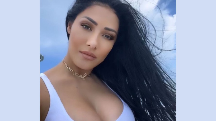 De top branco, Simaria investe em decote em clique para as redes sociais