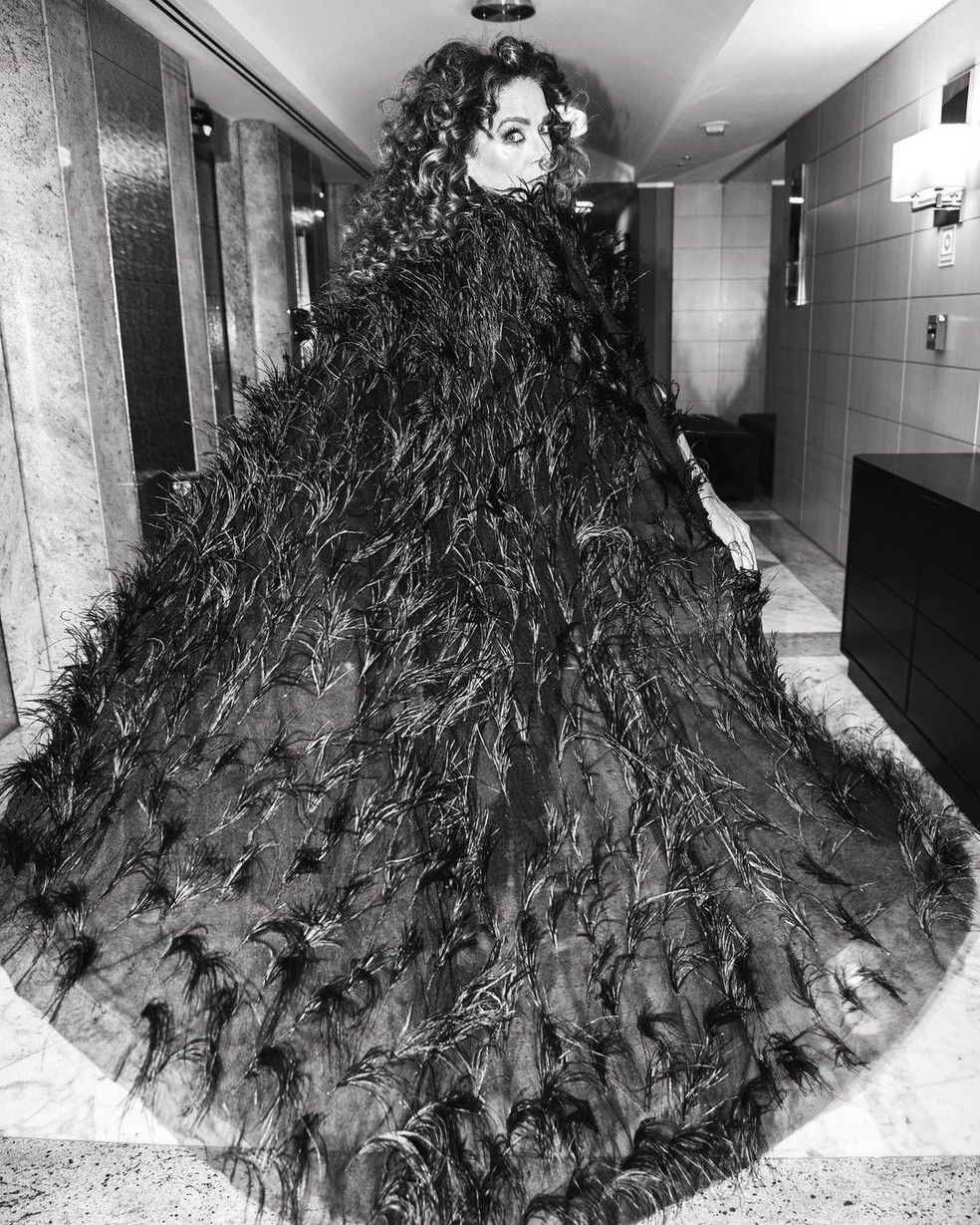 Claudia Ohana leva web à loucura ao se fantasiar de 'versão moderna de ...