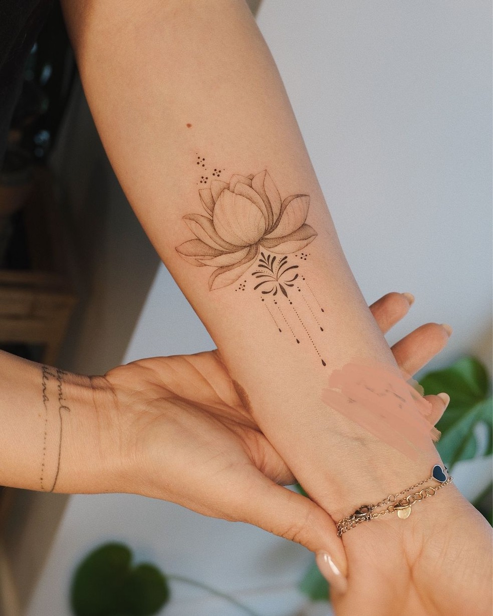Tatuagem feminina de flor de lótus: ideias para você se inspirar na sua ...
