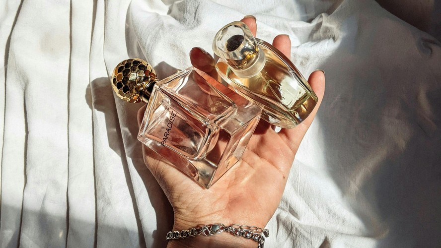 8 perfumes femininos que deixam um rastro inesquecível por onde você passa