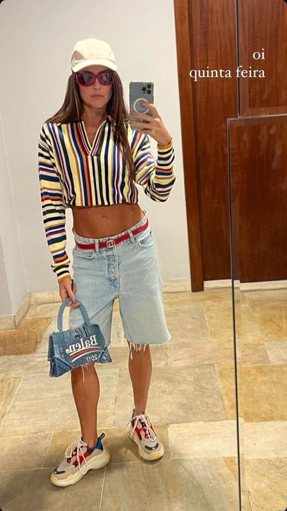 Deborah Secco vira adepta da bermuda, repete peça e exibe look estiloso