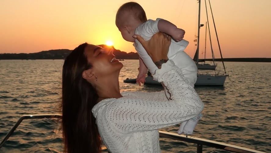 Kelly Piquet posa para foto rara junto de Lily, a primeira herdeira com Max Verstappen