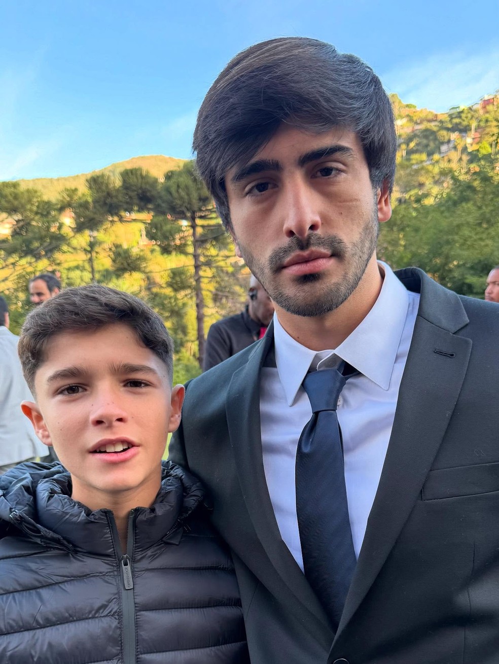 Ao lado da família, Glória Pires surge deslumbrante em casamento ...