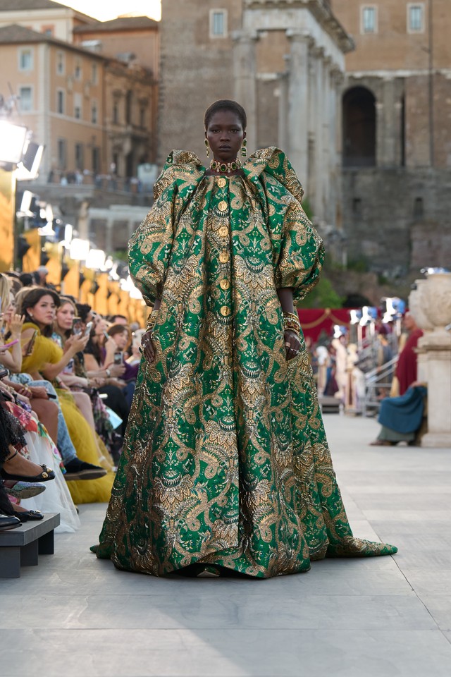 Dolce & Gabbana celebra arte e história de Roma em desfile de Alta Moda ...