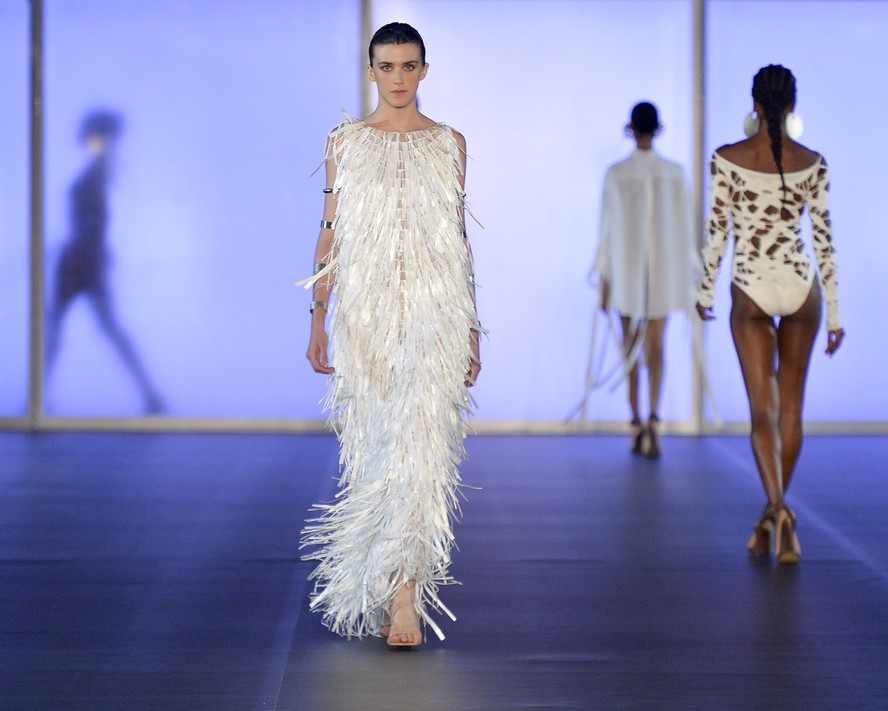 Lenny Niemeyer celebra 35 anos de marca com desfile retrospectiva no ...