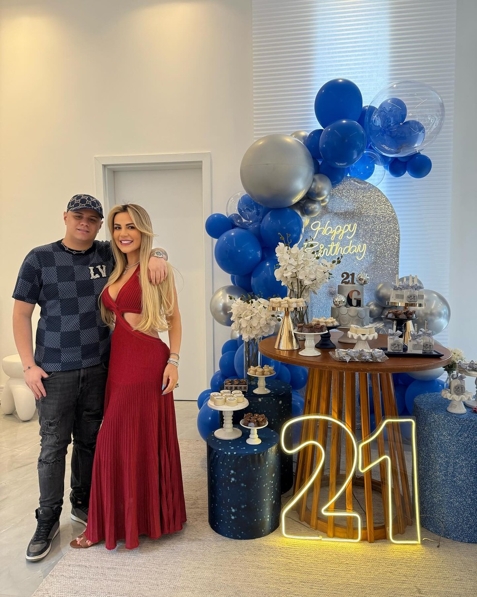 Filho de Deolane Bezerra comemora 21 anos e ganha carteira de ...