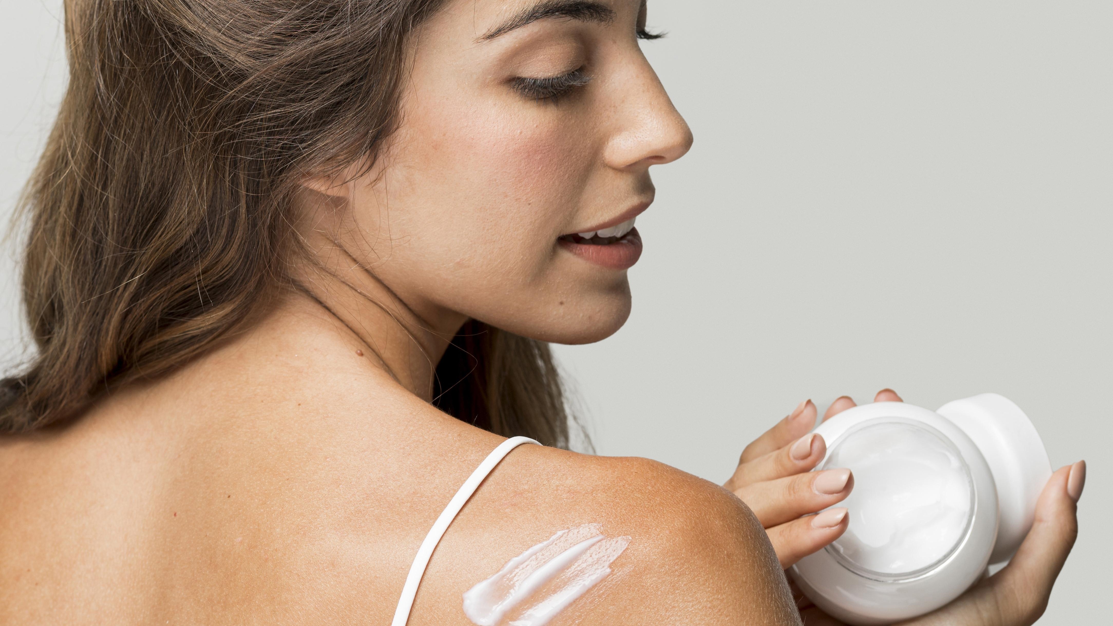 7 hidratantes corporais perfumados que vão te manter cheirosa o dia todo