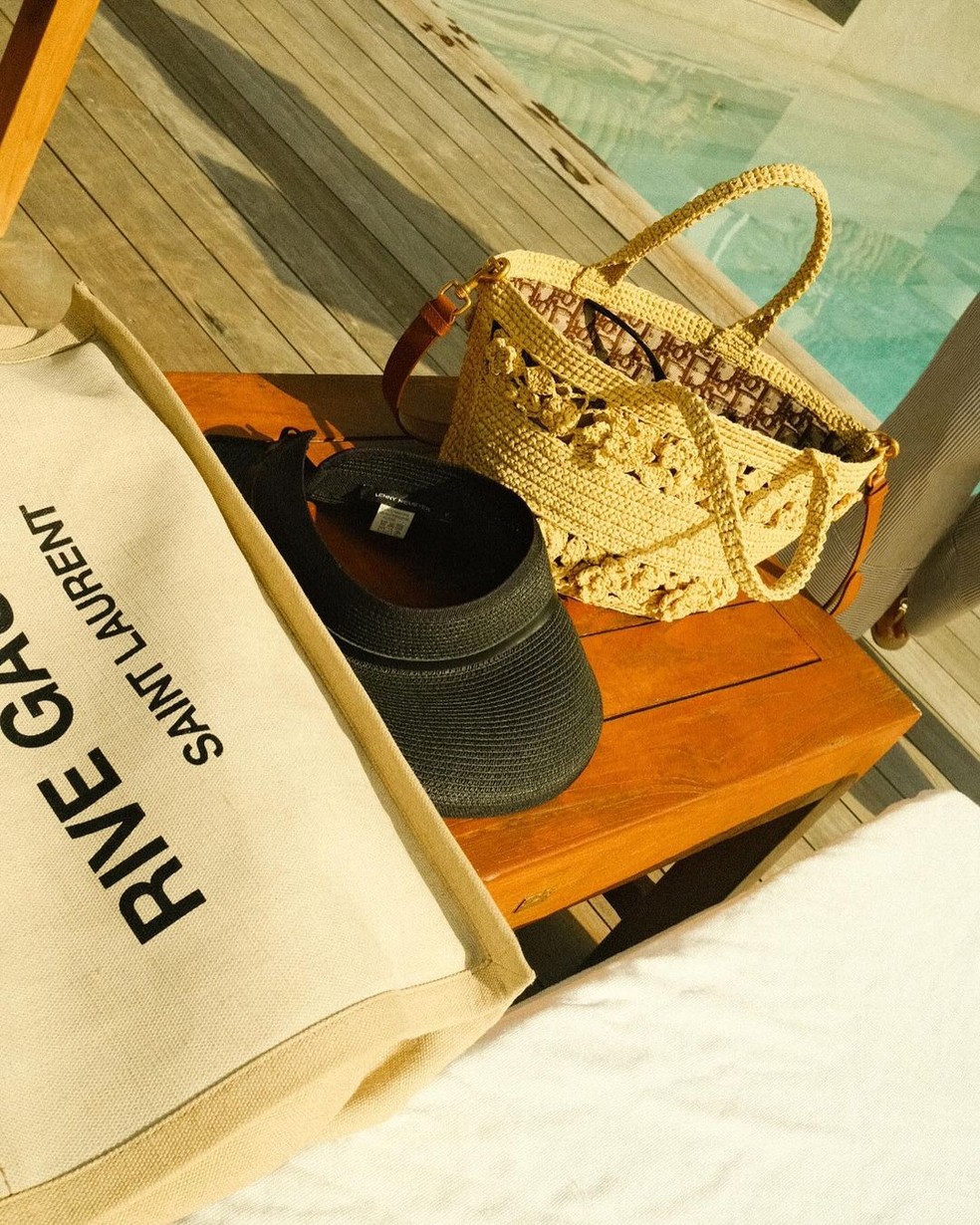 Isabelle Drummond posa de biquíni com sandália de R$ 12 mil em hotel ...