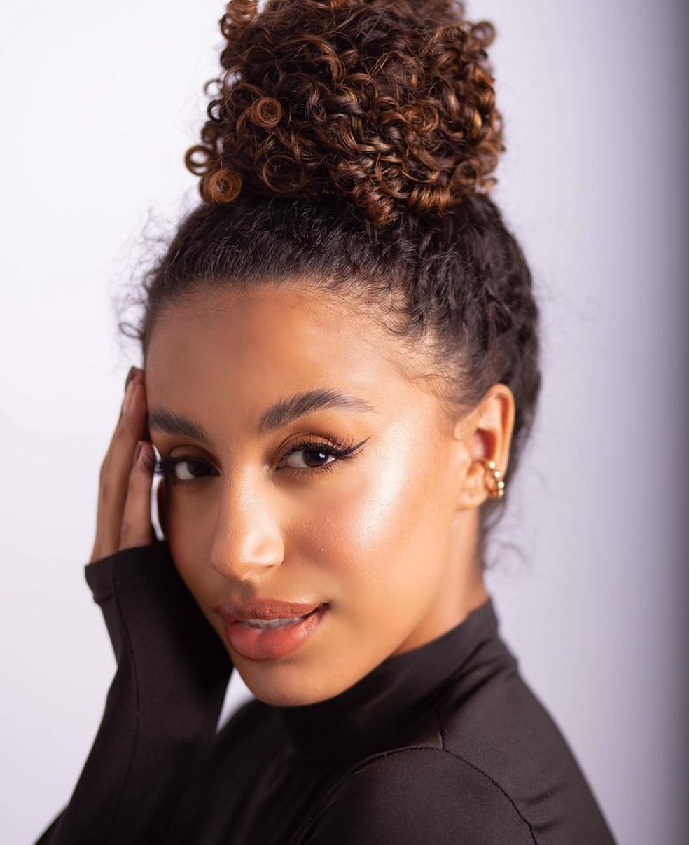 18 ideias de coques em cabelos cacheados e crespos para inspirar