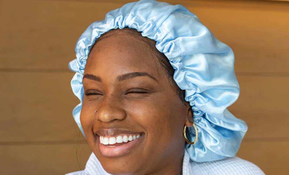 Touca de cetim: entenda para que serve e como usar o acessório corretamente