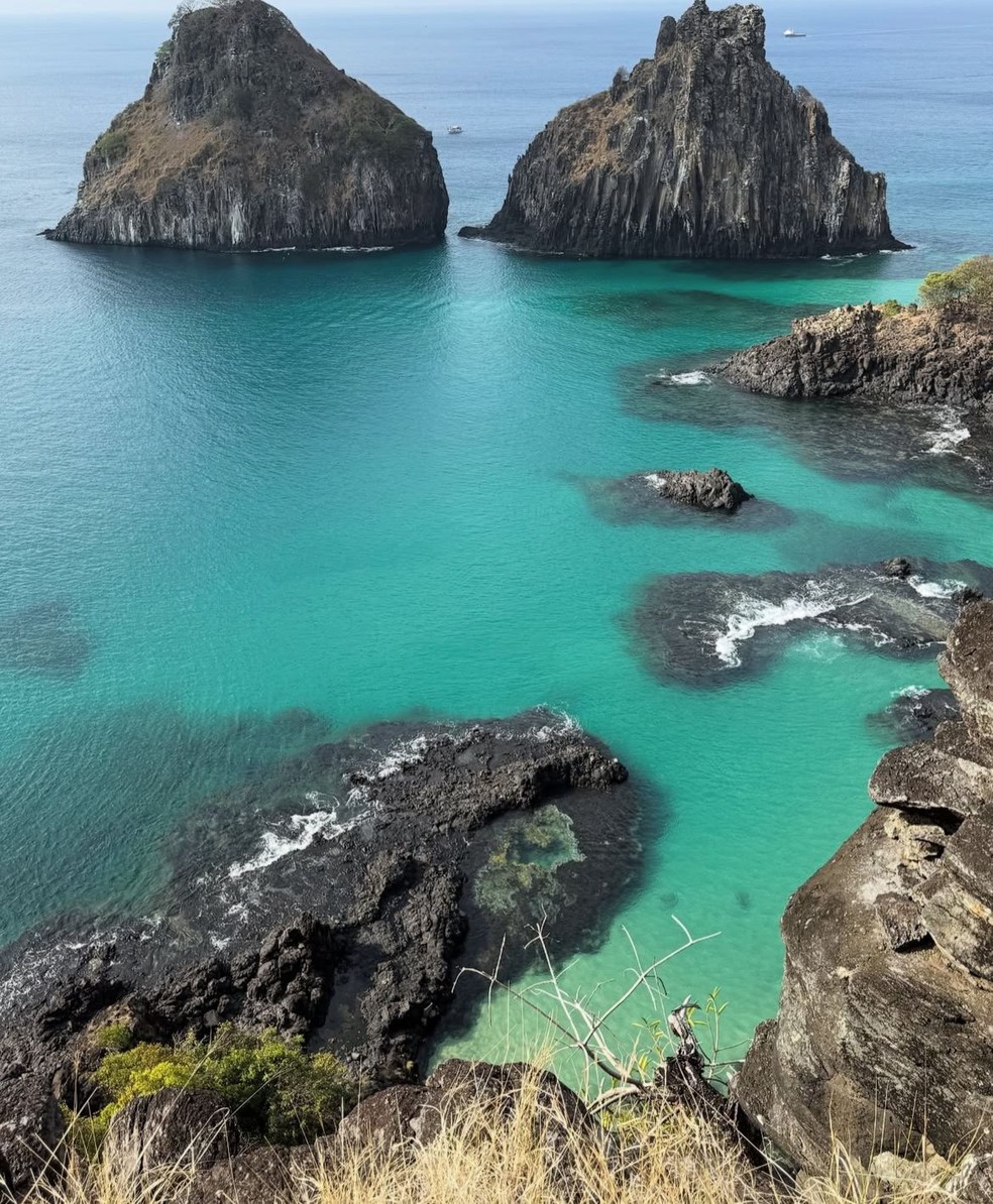 Fernanda de Freitas posa em paisagem paradisíaca em Fernando de Noronha ...