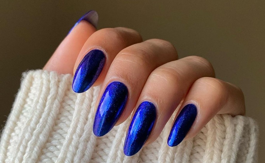 Unhas decoradas em azul escuro: entre na tendência