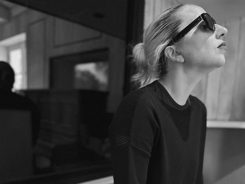 Lady Gaga aparece no estúdio e anuncia retorno: 'Mais feliz do que nunca'