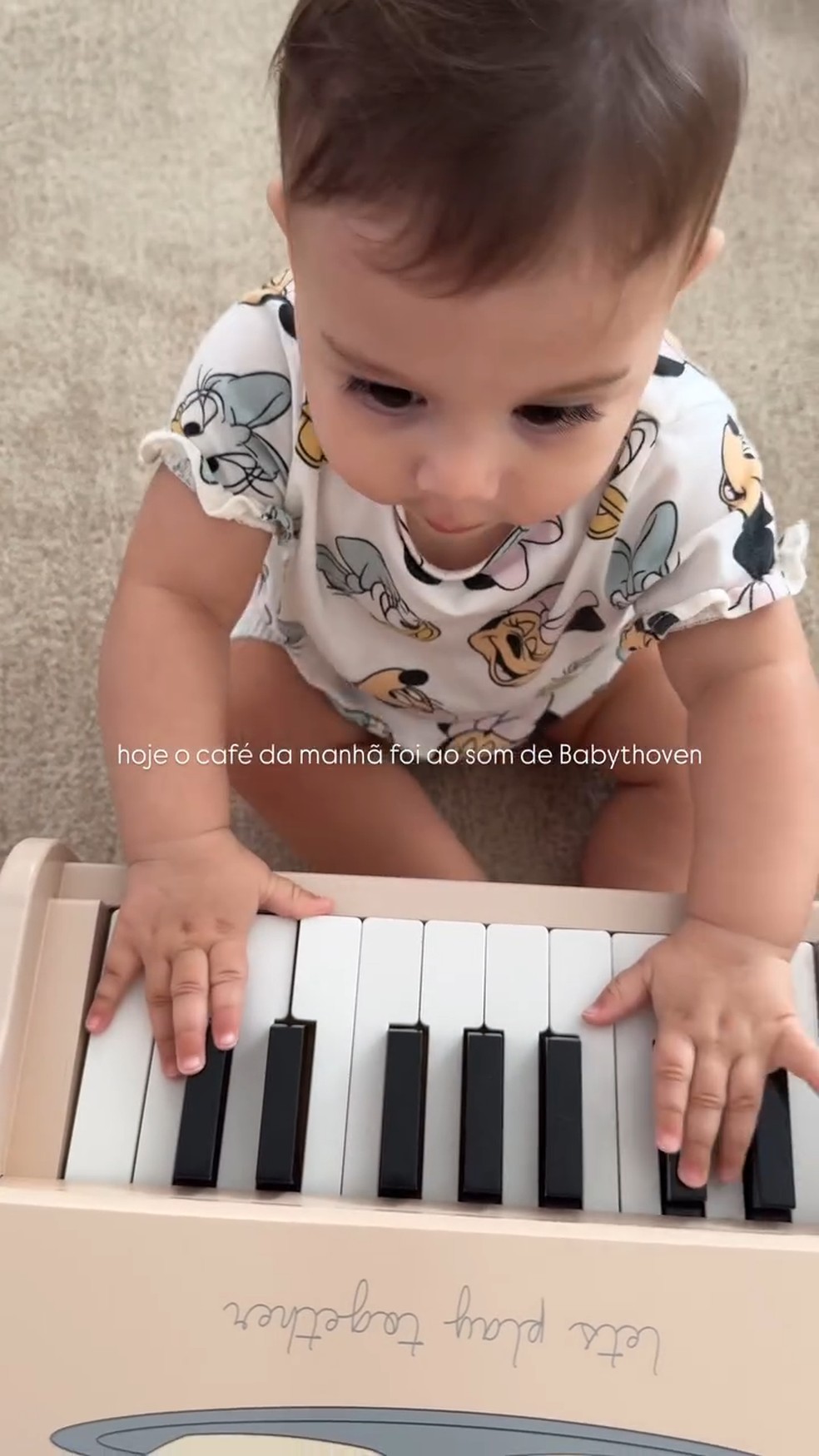 Helena, filha de Neymar e Amanda Kimberlly, aparece tocando piano em ...