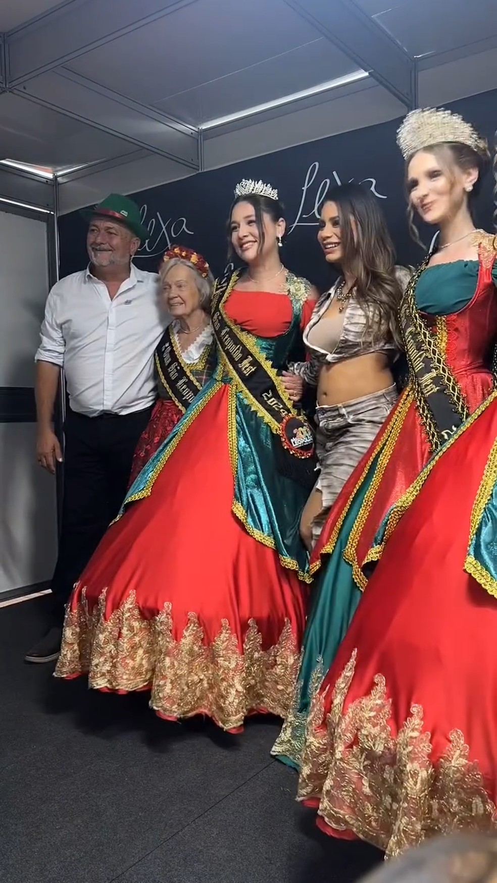 Lexa ganha presentes e conversa com bebê antes do primeiro show após ...