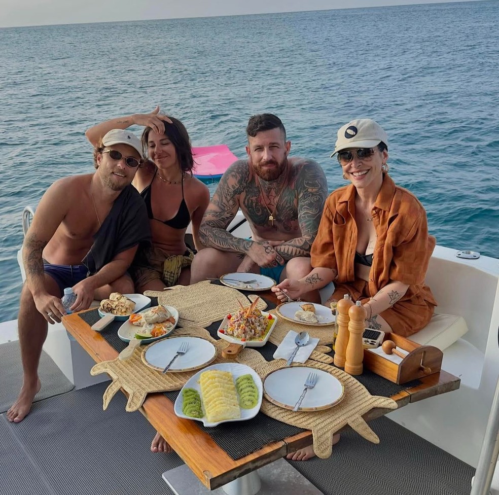 De biquíni, Cleo 'faz carão' em passeio de lancha em Fernando de Noronha