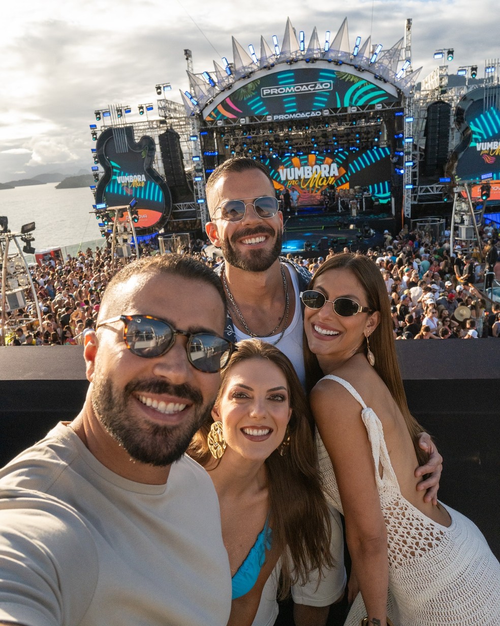Bell Marques posa com a mulher e as noras em jatinho e elogia: 'As mais ...