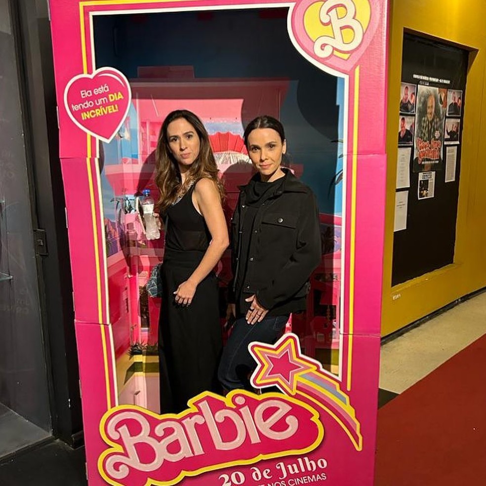 Tata Werneck posa com Débora Falabella dentro de caixa da Barbie ...