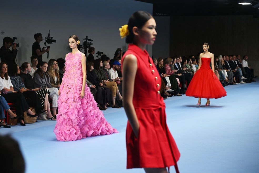 NYFW: com flores, poá e muito volume, Carolina Herrera homenageia seus ...