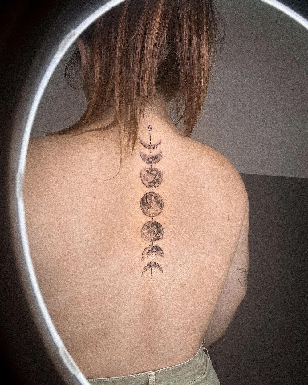 Tatuagem feminina nas costas com as fases da lua: inspire-se no poder do ciclo lunar