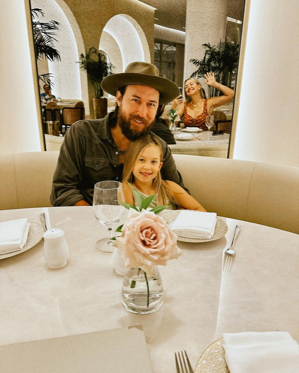 De biquíni azul, Kate Hudson posa à beira da piscina de hotel: 'O que ...