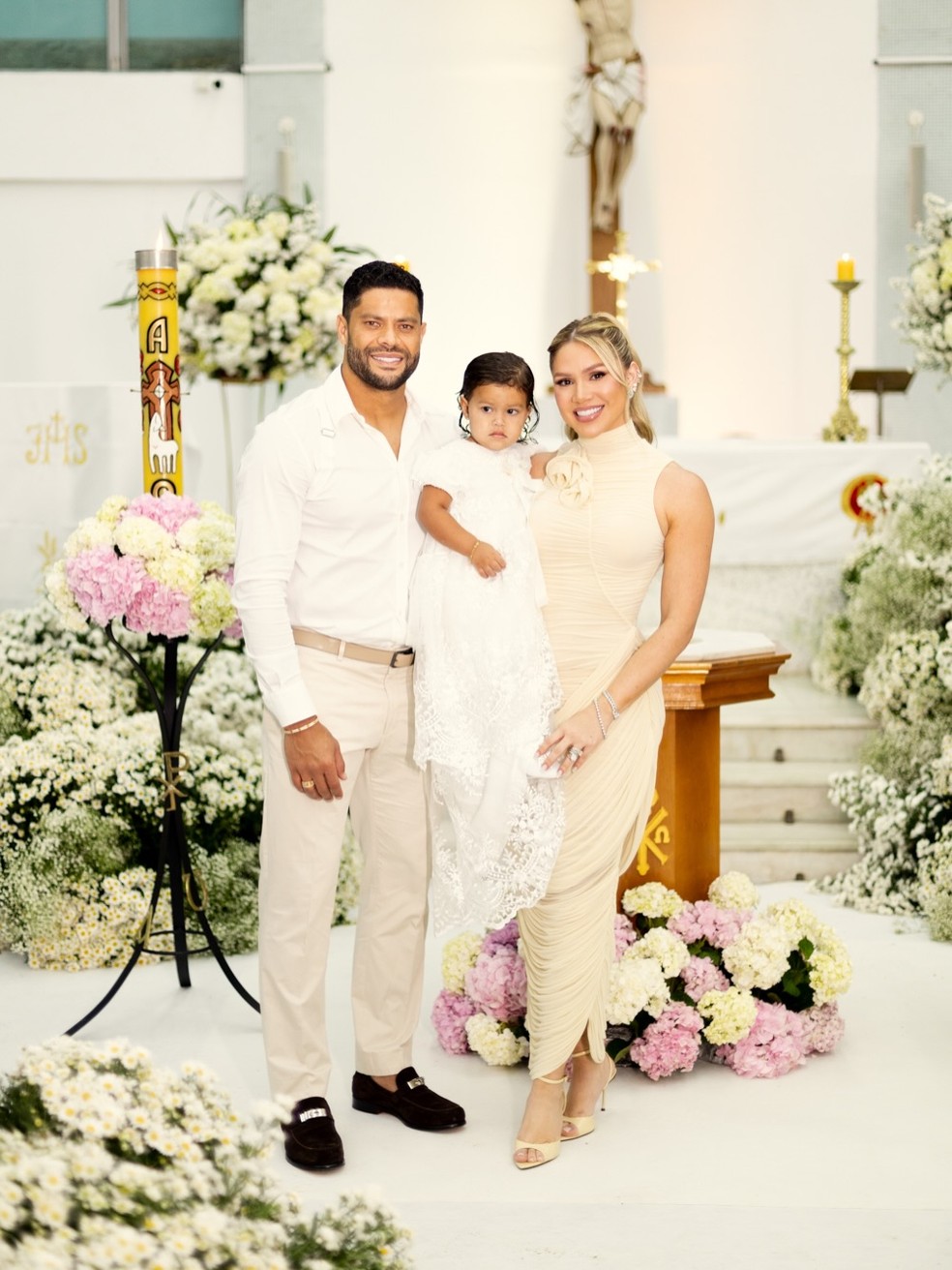 Hulk Paraíba e Camila Sousa batizam Aisha, a filha mais nova, e ...