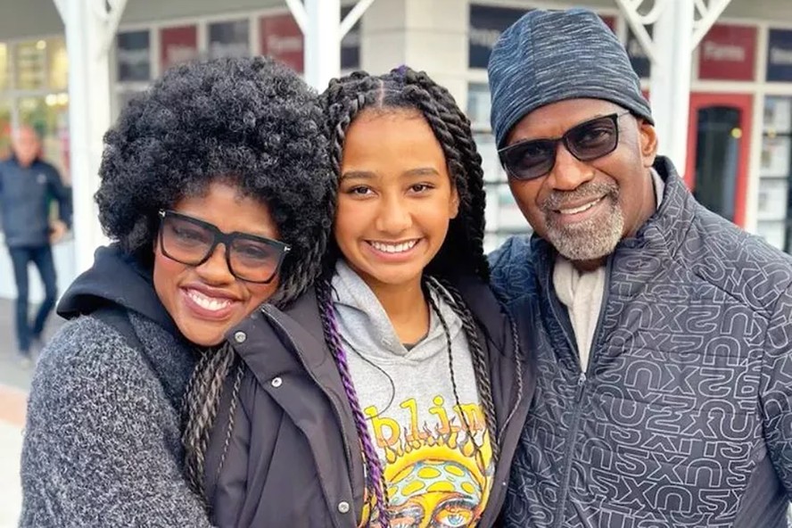 Família reunida! Viola Davis aparece sorridente em foto rara com o marido e a filha