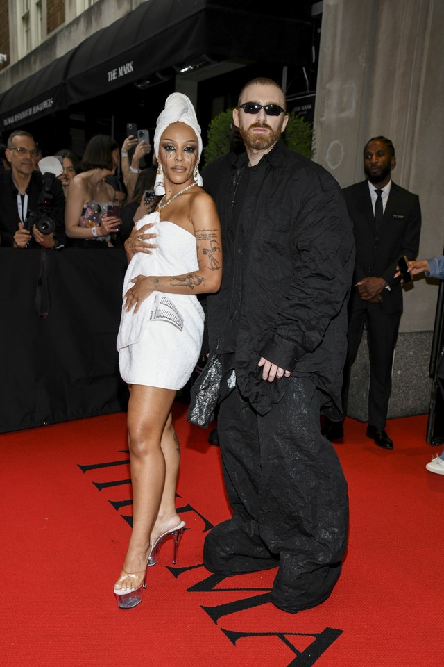Doja Cat surpreende com look de toalha - inclusive, na cabeça - na ...