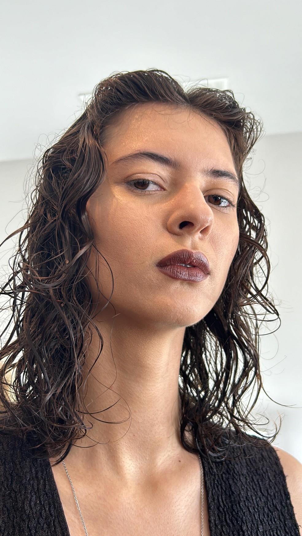 Mais madura, Anacê desfila pela primeira vez fora do calendário oficial