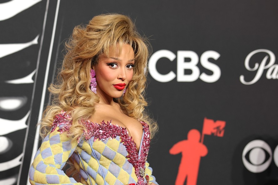 Doja Cat marca presença no tapete vermelho do VMA 2025 com look ...