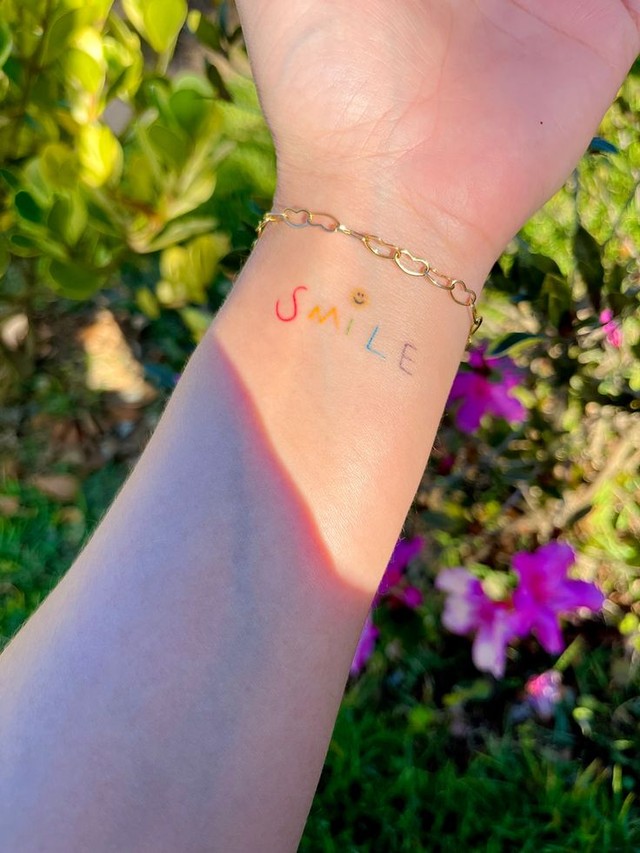 Mais cor! 35 ideias de tatuagem colorida feminina para se inspirar