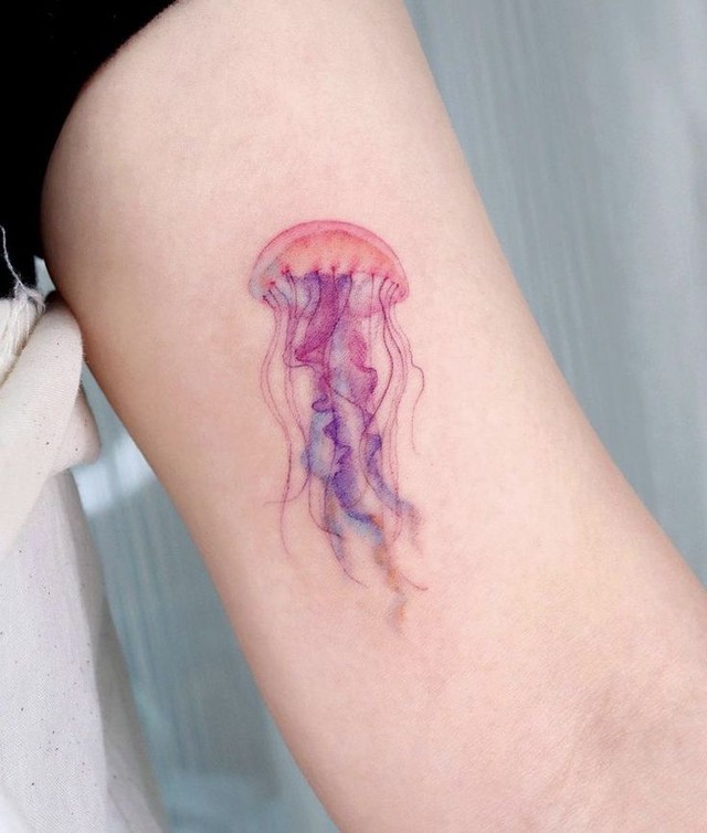 Mais cor! 35 ideias de tatuagem colorida feminina para se inspirar
