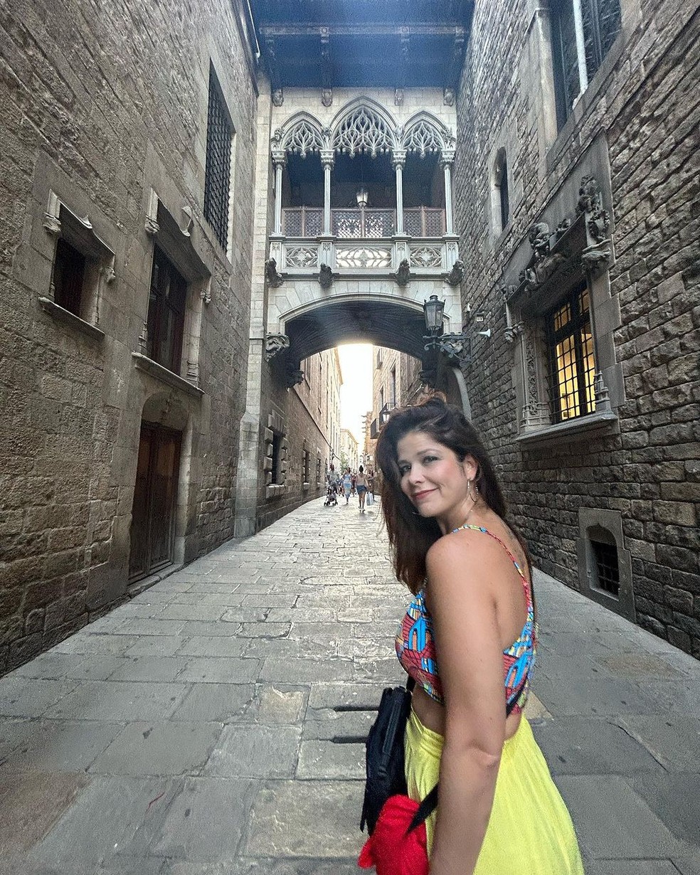 Samara Felippo abre álbum de fotos de viagem romântica a Barcelona