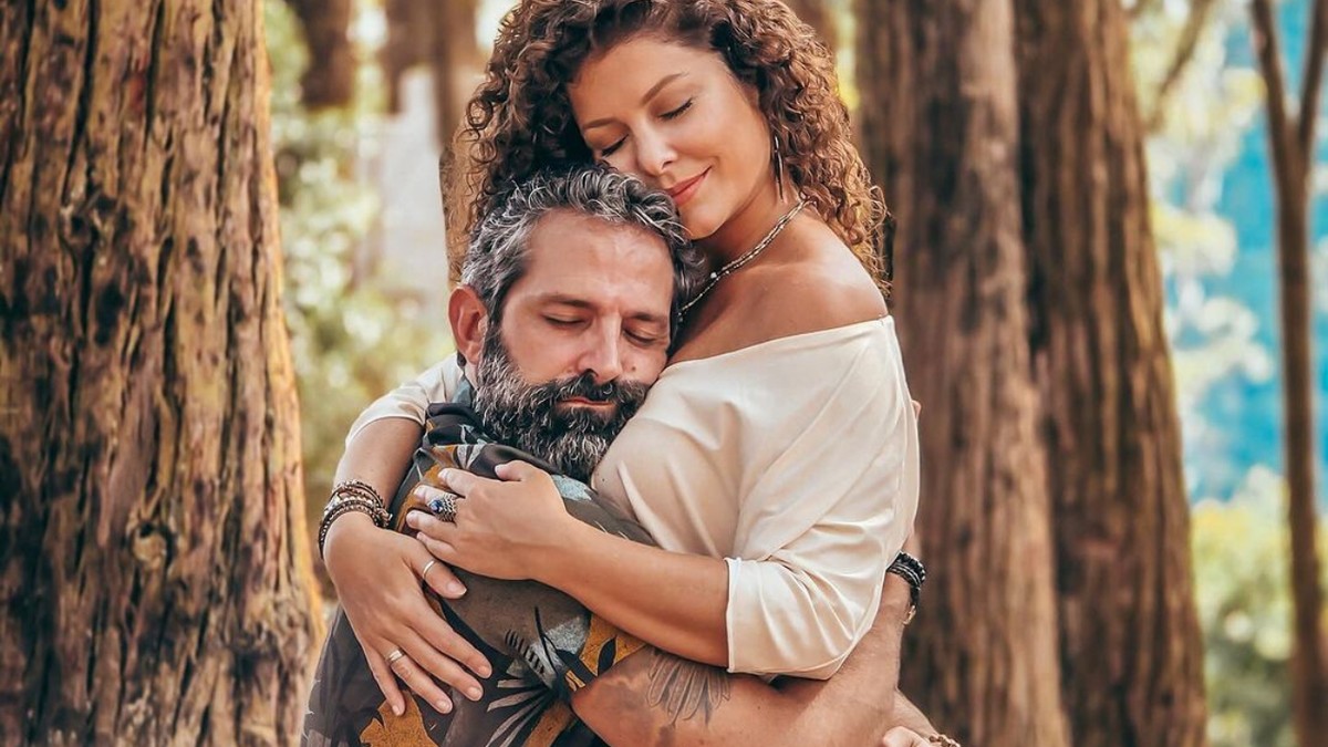 Bárbara Borges e Iran Malfitano posam apaixonados em novos cliques: 'Meu aconchego'