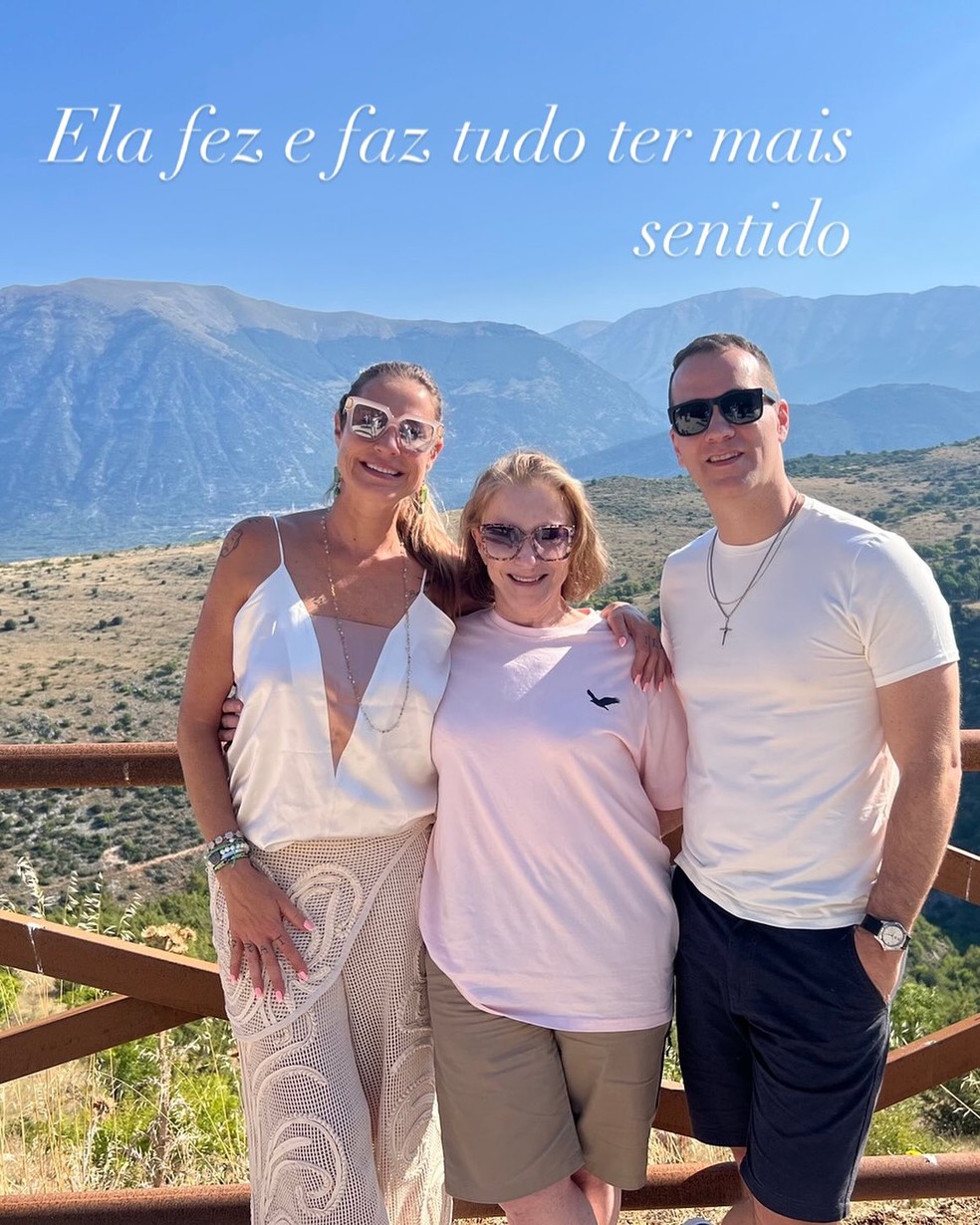 Mãe de Luana Piovani publica cliques em família com o irmão e pai que adotou a atriz: 'Meu farol'