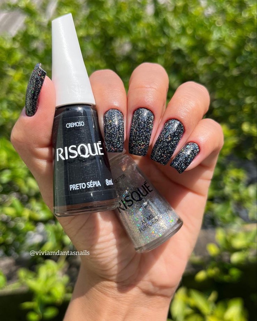 Unha preta decorada com glitter: o clássico dark com o glow do brilho