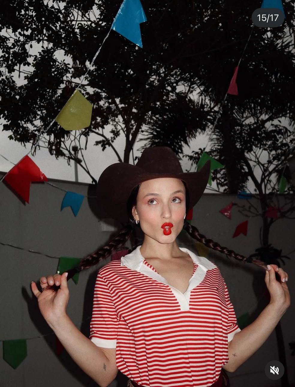 Larissa Manoela abre álbum de fotos de arraial em casa