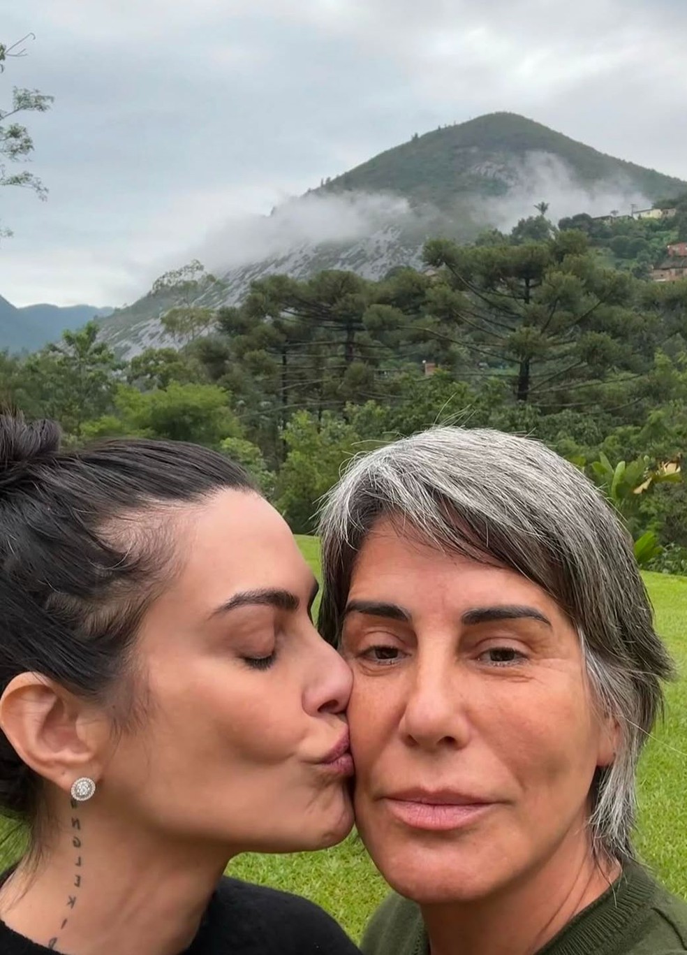 Glória Pires paparica a filha primogênita, Cleo: 'Meu bebê'